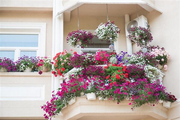 Balcony Flower Ideas: Seasonal Flower Arrangements - Balcony Decoration ...